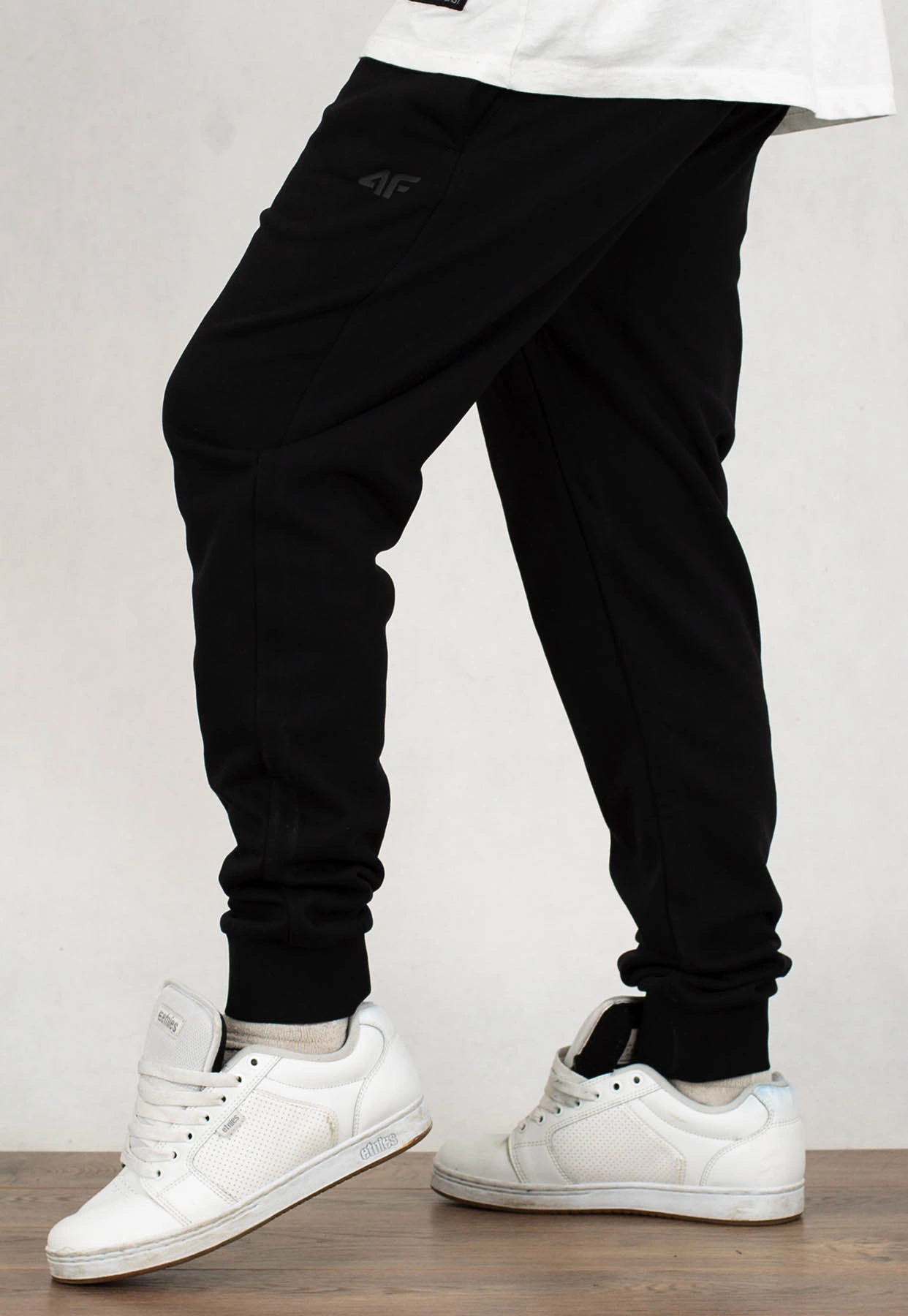 Dresy 4F Regular CAS M452 czarny - MEMBRANA.PL